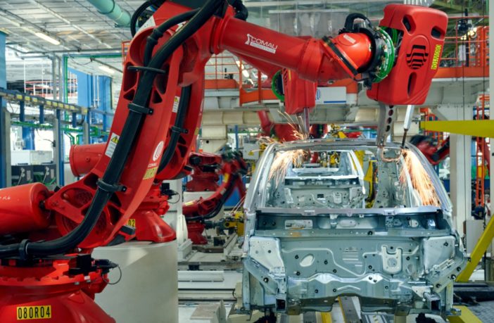 The next-generation robots building the all-electric Fiat 500 ...