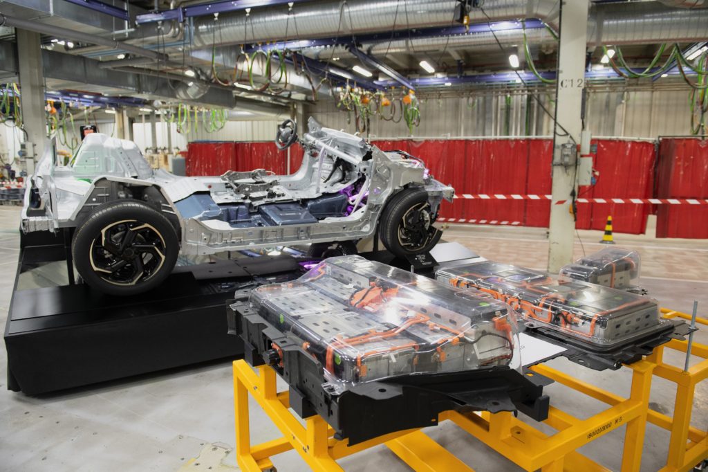 Behind the scenes of how Peugeot builds and tests its electric vehicles ...